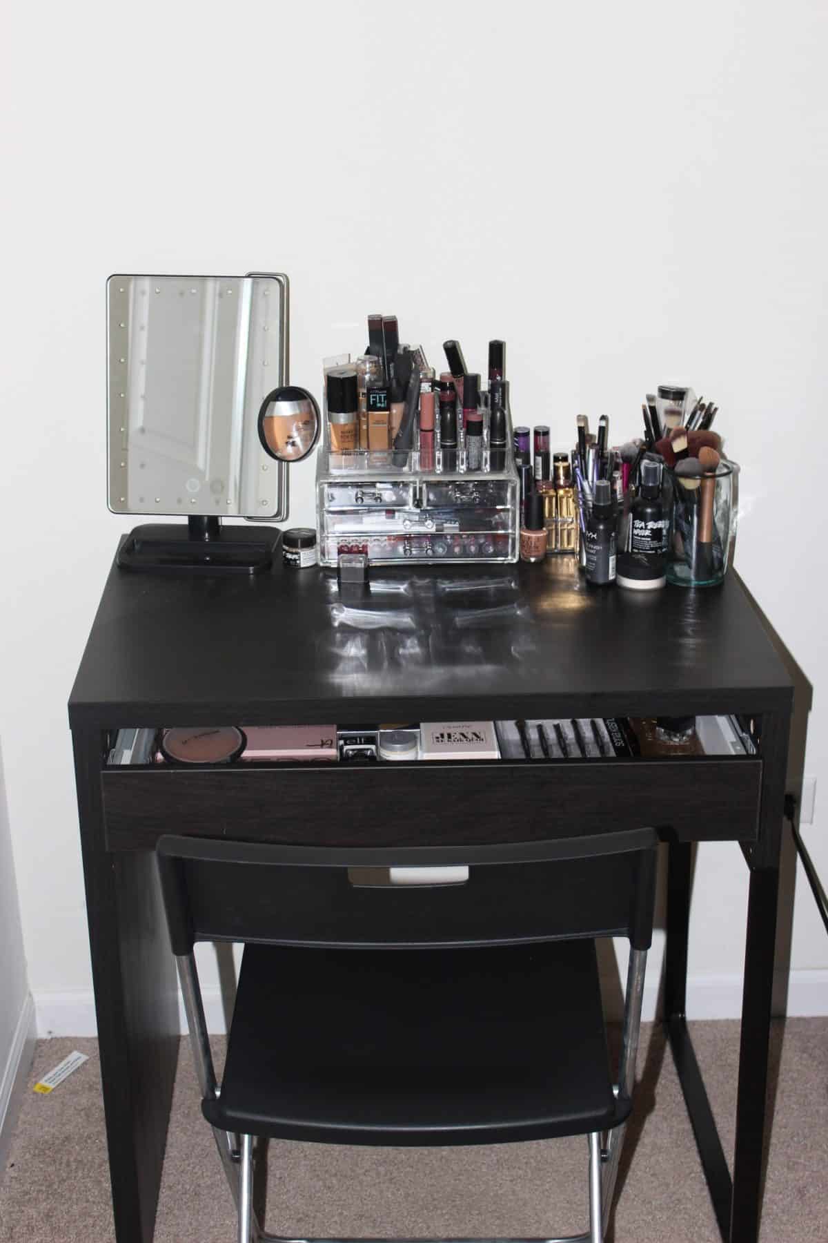 20 DIY Stylish & Chic Makeup Vanities in 2022