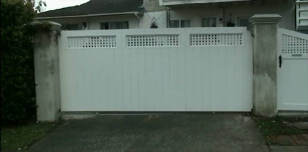 16 DIY Driveway Gates Ideas That Are Easy to Install