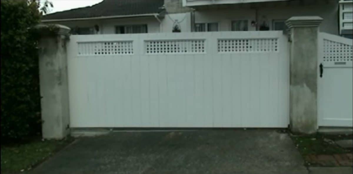 16 DIY Driveway Gates Ideas That Are Easy to Install